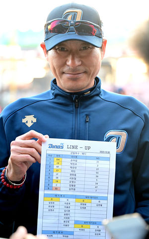 [사진]'NC 에이스 페디 짝꿍은 김형준' PO 1차전 라인업 공개하는 강인권 감독 - OSEN