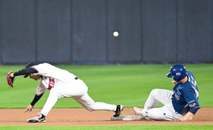 [사진]실책으로 무사 1, 2루 위기 맞는 KT - OSEN