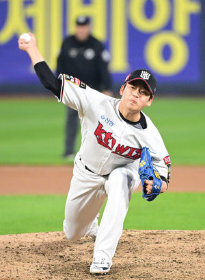 [사진]KT, 'PO 1차전 7점차 뒤진 상황에서도 박영현 카드를' - OSEN