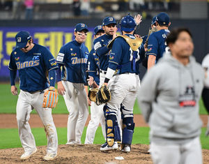 [사진]NC, 'PO 1차전서 KT 잡아내며 가을야구 파죽의 5연승' - OSEN