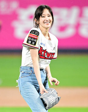 [사진]전종서, '수원 마운드를 환하게' - OSEN