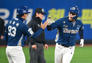 [사진]PO 2차전 선제 투런포로 화끈한 기선 제압 성공하는 박건우 - OSEN