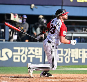 '미쳤다' 오스틴 2경기 연속 홈런, '최고 145km' 켈리 46구→KS 1차전 준비 완료..홍창기 2타점, 문보경 2안타 - OSEN