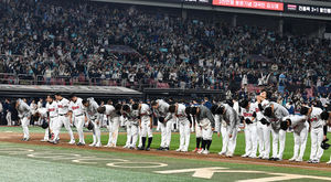 [사진]PO 2연패 고개숙인 KT - OSEN