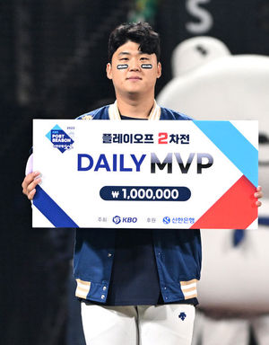 [사진]신민혁,'플레이오프 2차전 MVP 됐어요' - OSEN