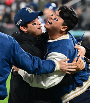 [사진]플레이오프 2차전 MVP 신민혁, '짜릿한 승리' - OSEN