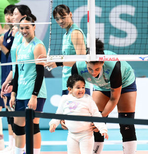 [사진]'실바 '딸' 시아나, 배구 코트 위에 등장한 인형 - OSEN