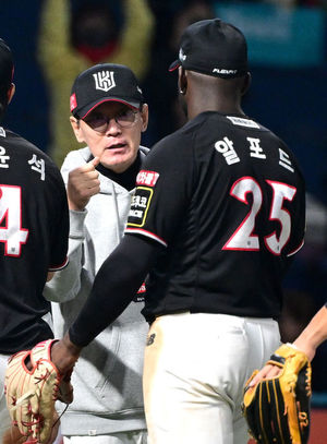 [사진]알포드와 PO 4차전 승리 인사 나누는 KT 이강철 감독 - OSEN