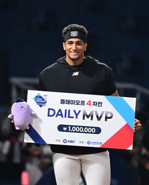 [사진]완벽투 펼친 KT 쿠에바스, 'PO 4차전 데일리 MVP' - OSEN