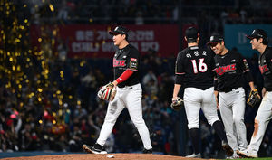 [사진]창원에서 승리 축포 터트리며 수원 향하는 KT - OSEN
