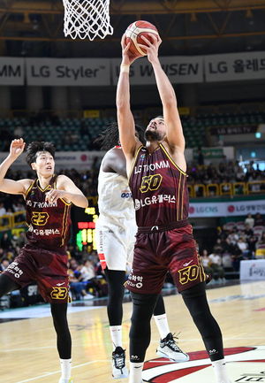 '마레이 16P-20R' LG, SK에 완승 '개막 3연패 후 4연승'.. 소노는 최하위 탈출 - OSEN