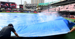 [사진]방수포 물 빼는 수원 KT 위즈파크, 'PO 5차전 준비' - OSEN