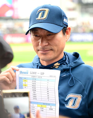 [사진]라인업 공개하는 NC 강인권 감독, 'PO 5차전 타순 변경' - OSEN