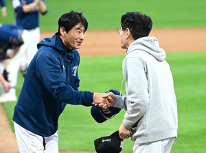 [사진]PO 5차전 마치고 인사 나누는 NC 강인권 감독과 KT 이강철 감독 - OSEN