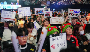 [사진] LOL 월드챔피언십 T1과 LNG의 경기, 열광 응원하는 팬들 - OSEN
