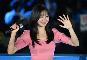 [사진] 윤수빈 아나운서, LOL 월드챔피언십 재밌게 보시나요? - OSEN