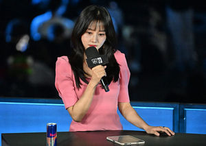 [사진] 윤수빈 아나운서, 빠져든다 LOL 월드챔피언십 - OSEN