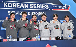[사진]한국시리즈 앞두고 출사표 던지는 LG-KT - OSEN