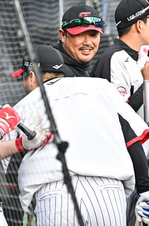 [사진]SSG 감독설 이호준 코치,'현수야! KS 잘 부탁해' - OSEN