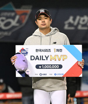 [사진]문상철,'KS 1차전 MVP' - OSEN