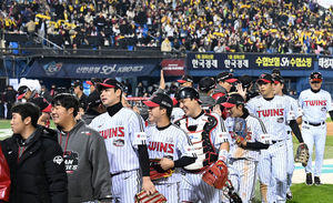 [사진]LG 만원 관중 앞에서 KS 첫 승 신고 - OSEN