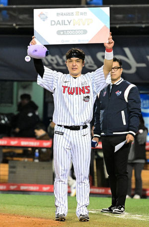 [사진]역전 투런포 박동원, 한국시리즈 2차전 MVP - OSEN