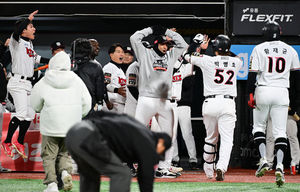 [사진]박병호 마법에 열광하는 KT - OSEN