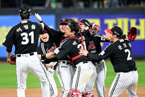 [사진]KS 3차전 잡아낸 LG, '드라마 같은 승리에 기뻐하며' - OSEN