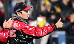 [사진]LG 염경엽 감독, '거짓말 같은 KS 3차전 승리에 엄지척' - OSEN