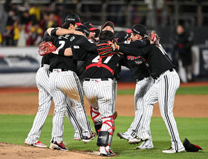 [사진]역대급 KS 승리에 환호하는 LG - OSEN