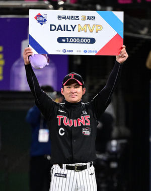 [사진]오지환, 한국시리즈 3차전 MVP - OSEN