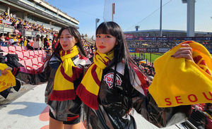 [사진]LG 치어리더, 유광점퍼 입고 신나게 - OSEN