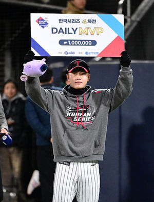 [사진]김윤식, 한국시리즈 4차전 MVP - OSEN