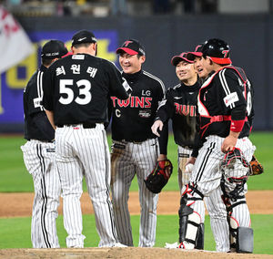 [사진]KS 4차전 15-4 대승에 기뻐하는 LG - OSEN