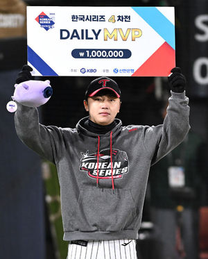 [사진]김윤식,'KS 4차전 MVP' - OSEN