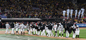 [사진]홈에서 한국시리즈 2연패 당한 KT - OSEN