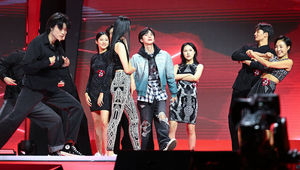 [사진]펜타곤 후이,'모델과 함께' - OSEN