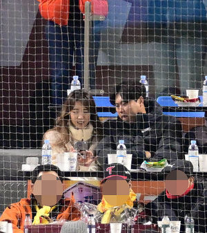 [사진]배지현-류현진 부부, '사이좋게 KS5차전 관람' - OSEN