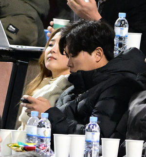 [사진]류현진, 아내 배지현 아나운서와 함께 KS 관람 - OSEN