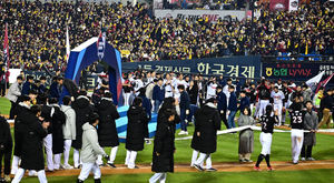 [사진]KT의 축하받는 LG - OSEN