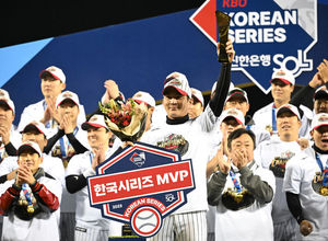 [사진]29년 만의 우승 오지환,'MVP에 우뚝' - OSEN