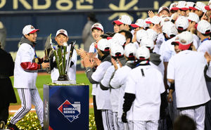 [사진]염경엽 감독 향해 박수 보내는 LG - OSEN