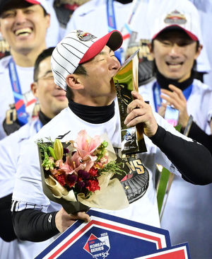 [사진]LG 오지환, '짜릿한 한국시리즈 MVP 트로피 키스' - OSEN