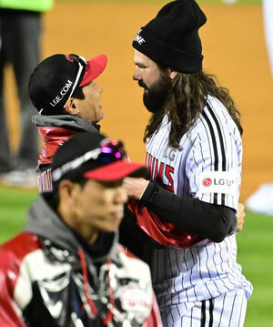 [사진]LG 염경엽 감독과 켈리, 'KS 우승 감격 나누며' - OSEN