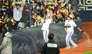 [사진]LG 고우석, '우승 샴페인 세리머니 팬들과 함께' - OSEN