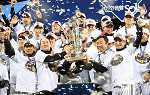 [사진]29년 만에 우승 트로피 든 LG - OSEN