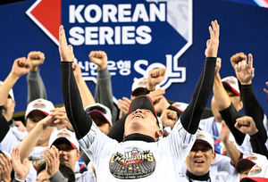 [사진]오지환,'한국시리즈 MVP의 주인공' - OSEN