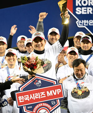 [사진]오지환,'빛나는 한국시리즈 MVP' - OSEN