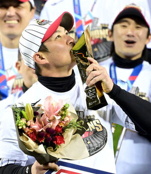 [사진]'29년만의 한국시리즈 우승' LG 오지환 MVP 트로피 키스 - OSEN