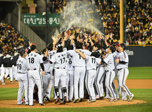 [사진]마운드 위에서 우승 세리머니하는 LG - OSEN